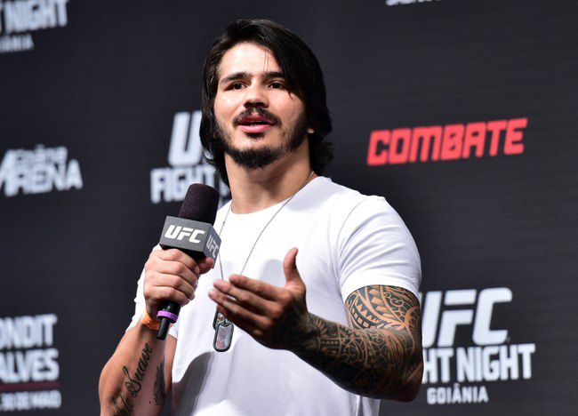 Erick Silva participa de aula de luta em shopping da Serra