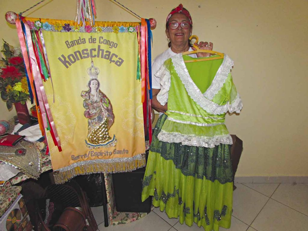 As mãos dos que dão vida e cor a tradição do congo