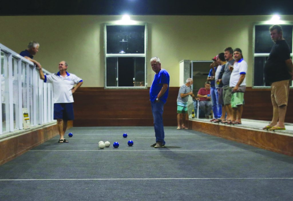 Bocha é tradição e esporte que reúne amigos em bairros da Serra