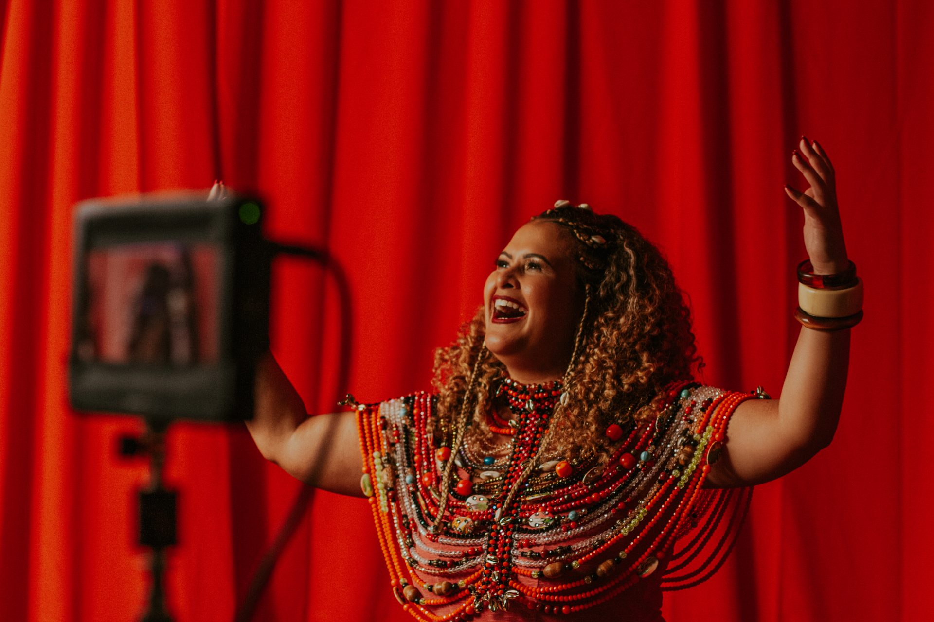 Monique Rocha lança clipe de exaltação ao povo negro e de luta contra o ...