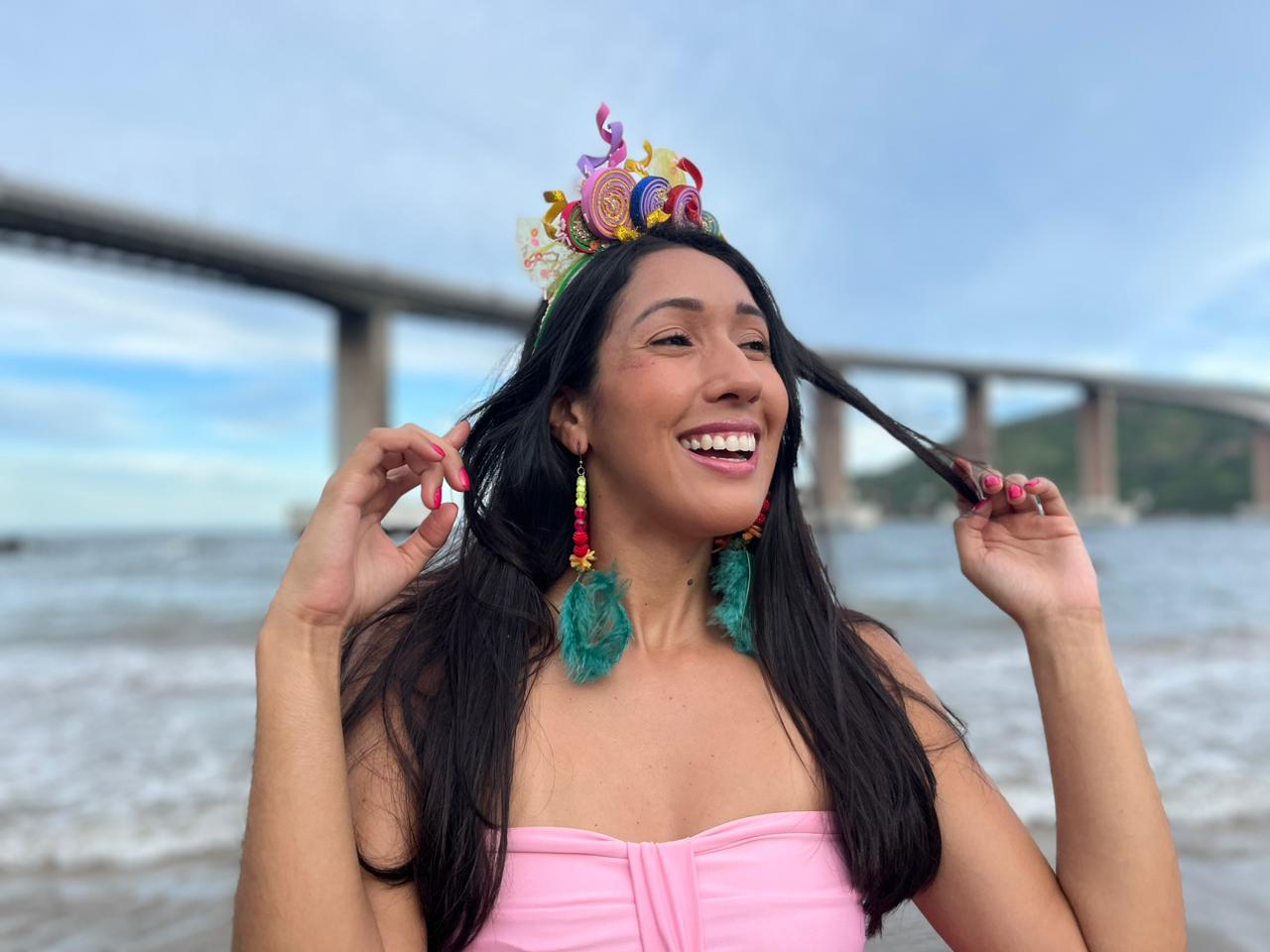 Carnaval: maxi brincos e tiaras são acessórios queridinhos das capixabas