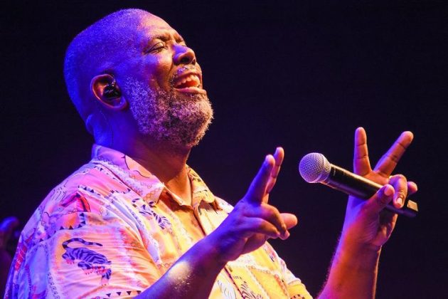 Péricles, ícone do samba e pagode, faz show na Serra neste sábado