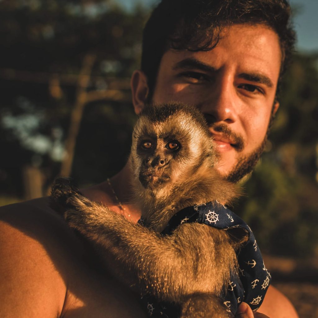 Davi, o macaco-prego que virou rei na Serra, faz sucesso com seu dono