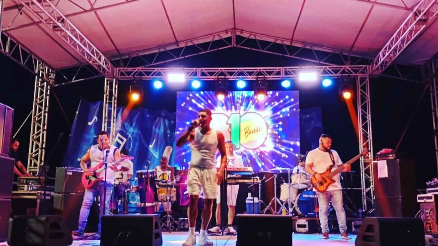 Banda 10 agita Carnafest na Serra ao lado de Zé Felipe e Romário e DJ ...