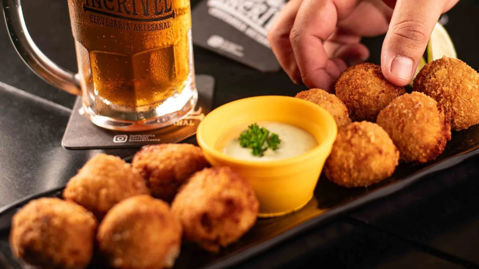 Rodada de petiscos, rock e cerveja gelada em cervejaria de Bicanga no fim de semana