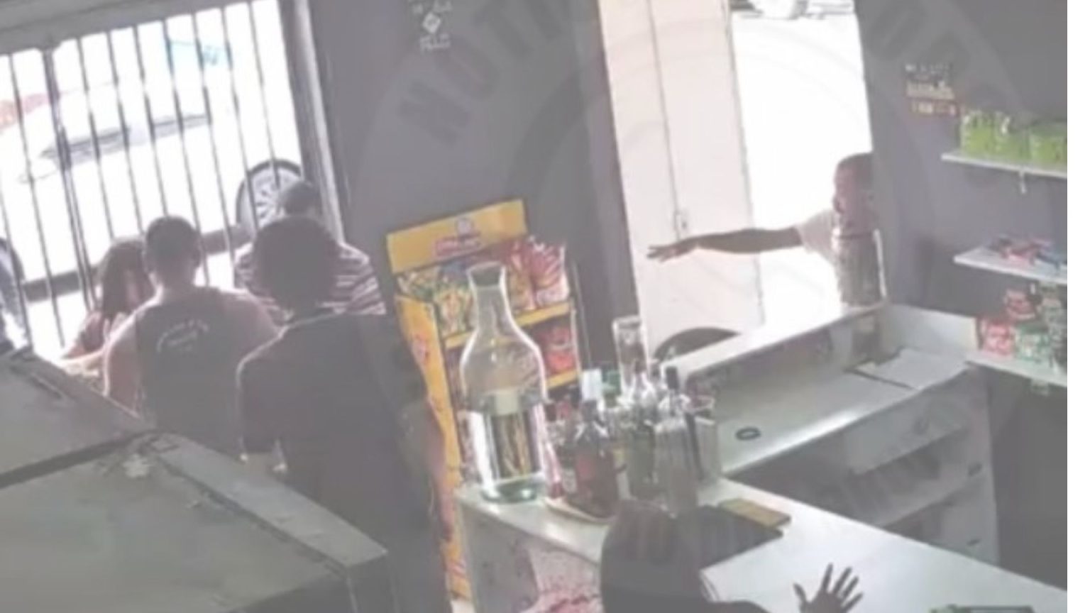 Suspeita de esfaquear mulher em distribuidora é presa na Serra